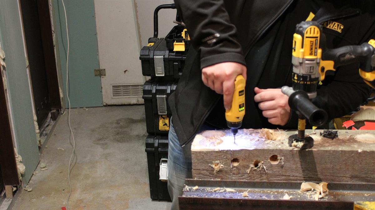 Innowacyjny wkrętak DeWalt DCF680 streowany ruchem ręki | Narzedzia.pl