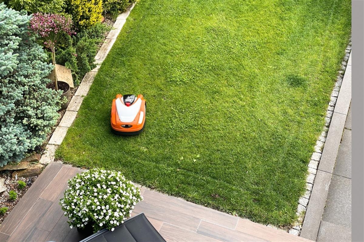 Polecany robot koszący na mały trawnik – ranking | Narzedzia.pl