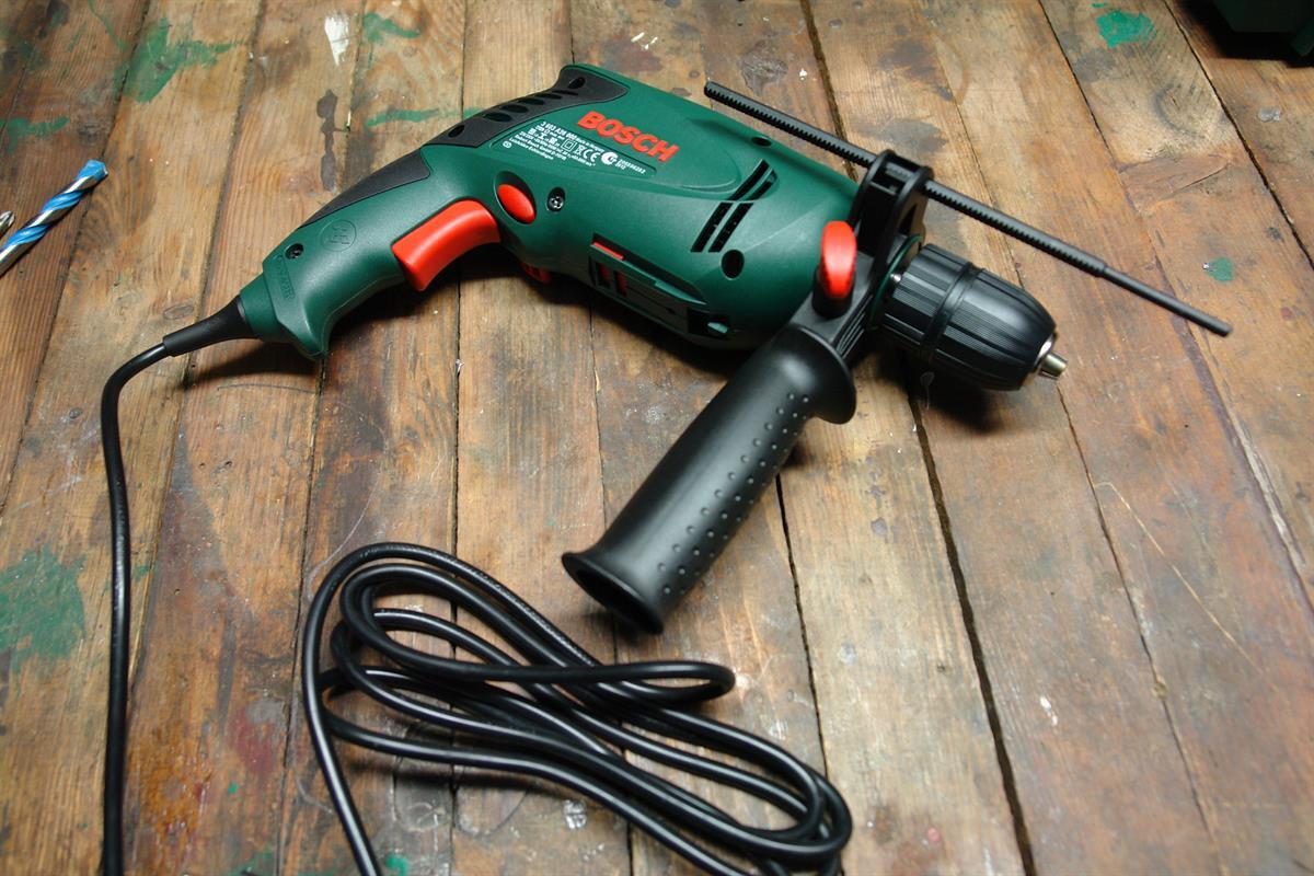 Wiertarka udarowa BOSCH PSB 28 RE w rękach majsterkowicza | Narzedzia.pl